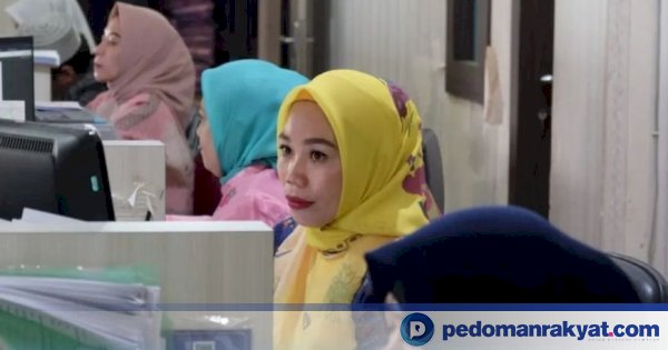 Hut ke-415 Makassar, Staf Bapenda Kenakan Baju Adat Terima Wajib Pajak