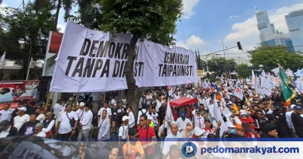 Relawan Bentang Spanduk 'Demokrasi Tanpa Dinasti' saat Pasangan AMIN ke KPU